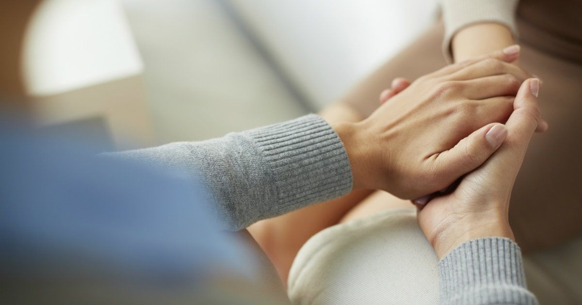 4 Ways to Encourage a Hurting Friend | iBelieve.com