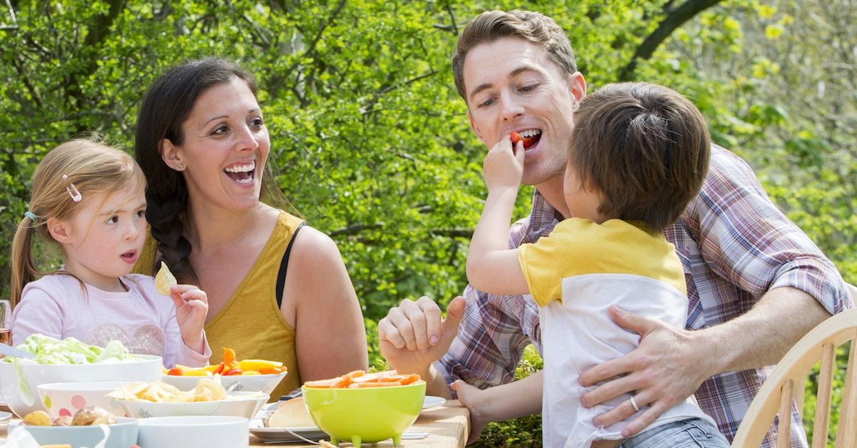Why Is It Important for People to Eat Together? | iBelieve.com