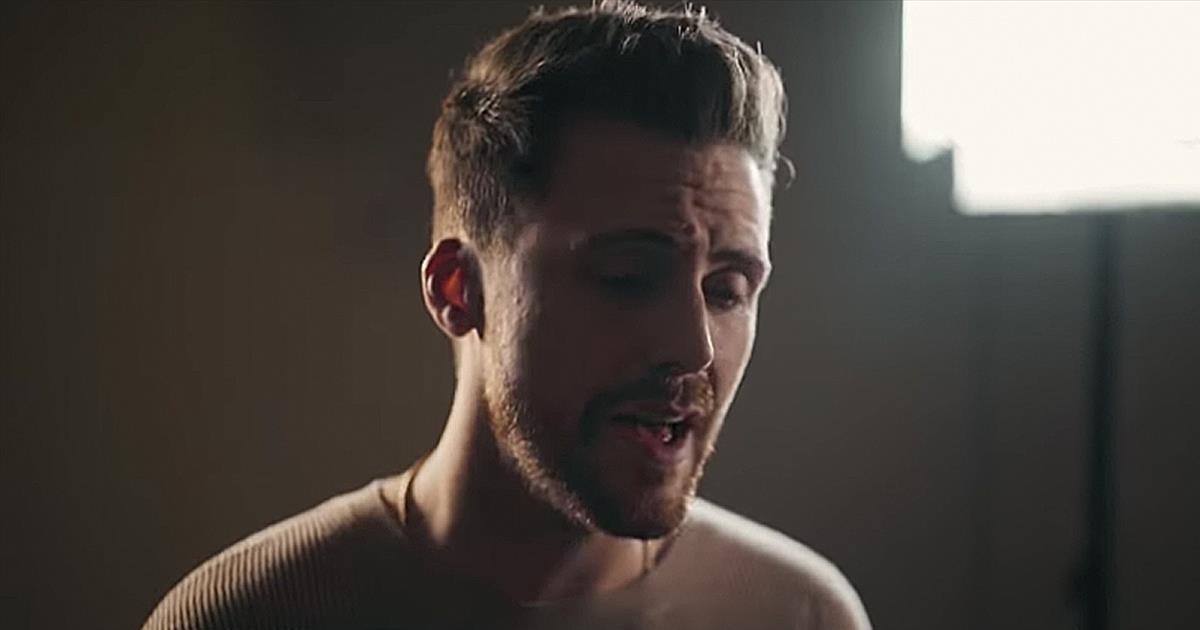 Christian Couple Caleb And Kelsey Sing 'Way Maker' - Christian Music Videos