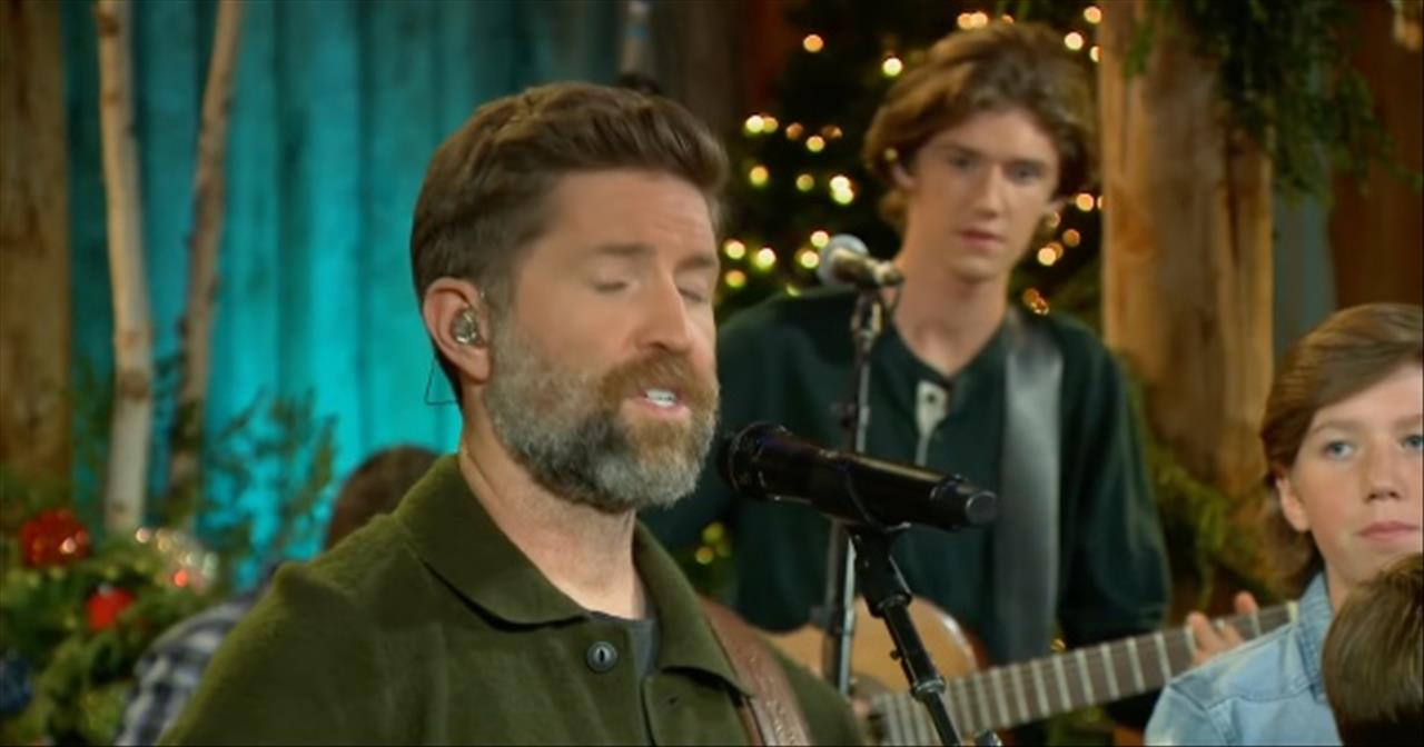 Country Singer Josh Turner Performs 'Have Yourself A Merry Little ...