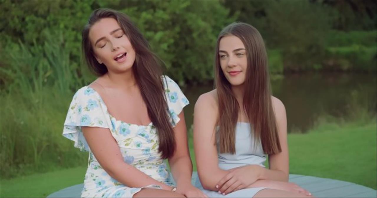2 Sisters Sing Exquisite ‘What a Wonderful World’ Duet