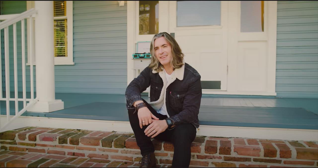 Bass Singer’s Deep, Soulful Take on ‘I Walk The Line’