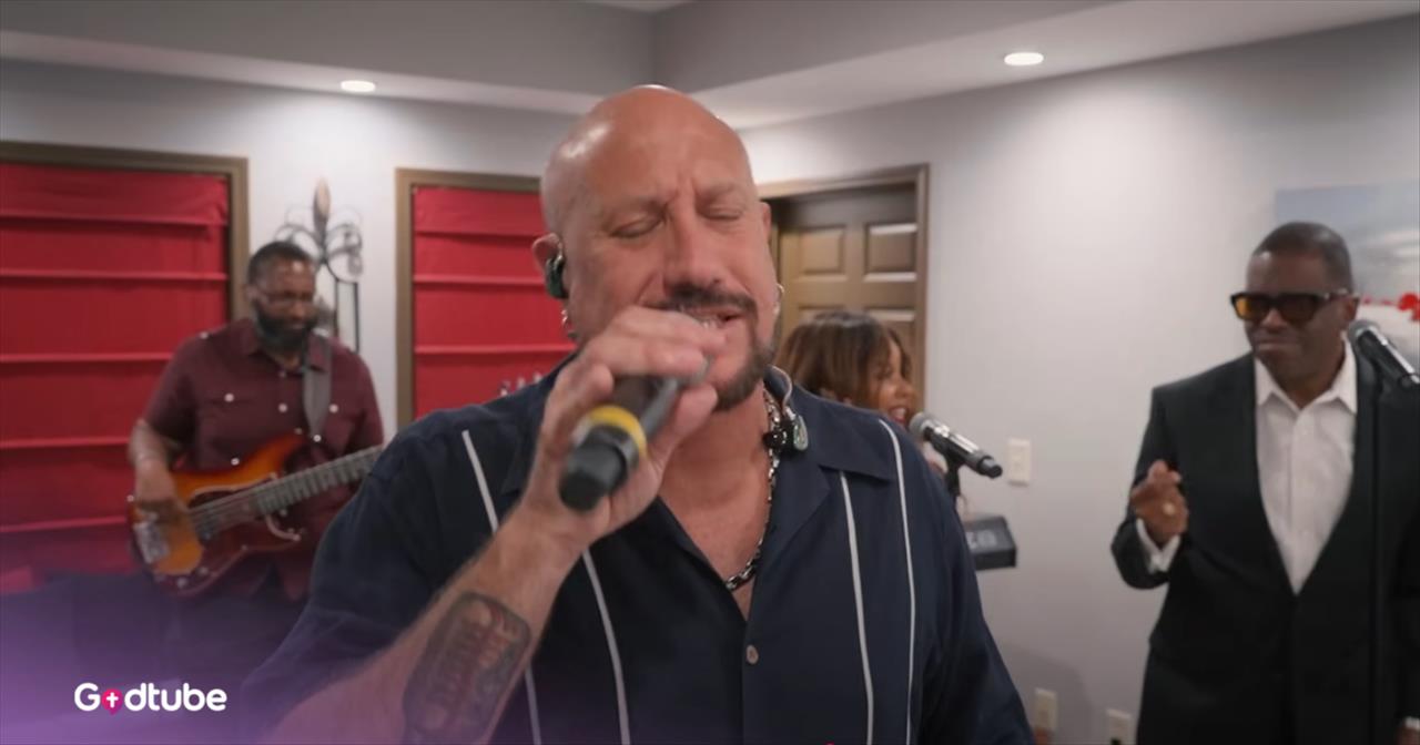 Stunning Rendition of Classic ‘Brandy (You’re a Fine Girl)’