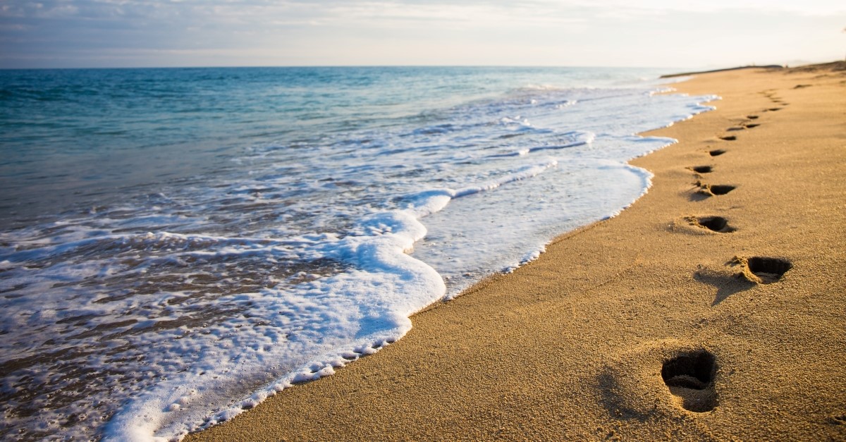 How Did Footprints In The Sand Became So Popular Among Christians 