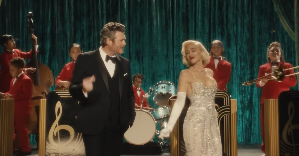 Blake Shelton and Gwen Stefani Sing 'You Make It Feel Like Christmas ...