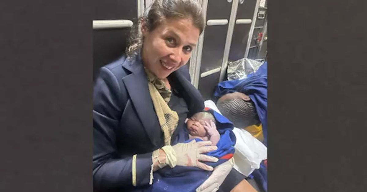 Woman Gives Birth on Plane with the Help of a Flight Attendant ...