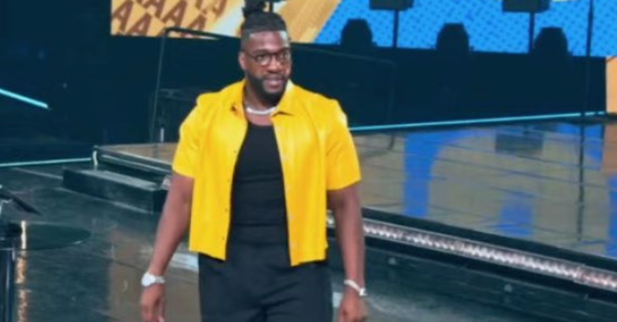 Pastor Michael Todd Slammed for Distracting Outfit during Sermon on ...